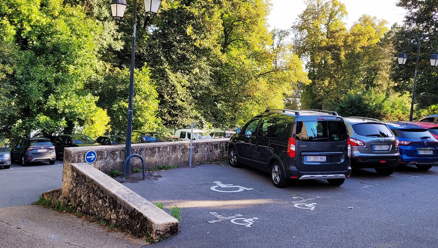 Parkings en centre-bourg - Dampierre-en-Yvelines